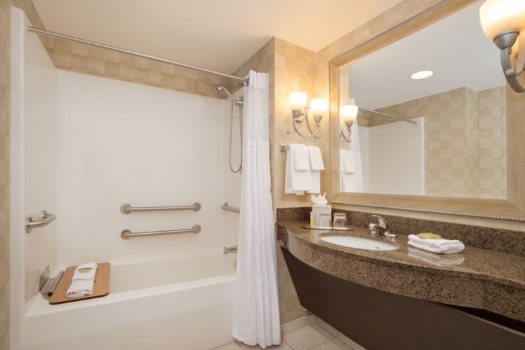 DoubleTree by Hilton Bay City - Riverfront in | 2025 Updated prices ...